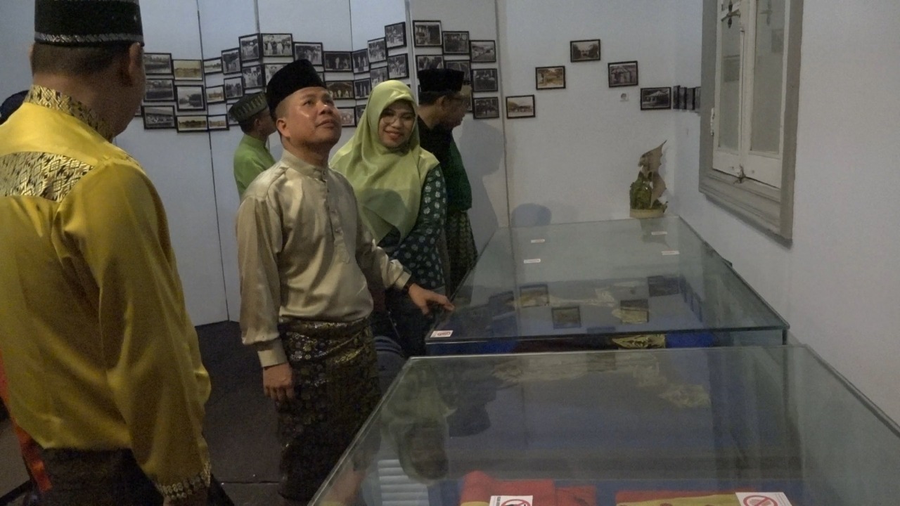 Bupati Satono: Jadikan Pameran Temporer Sebagai Edukasi Sejarah Kab. Sambas - PPID KABUPATEN SAMBAS