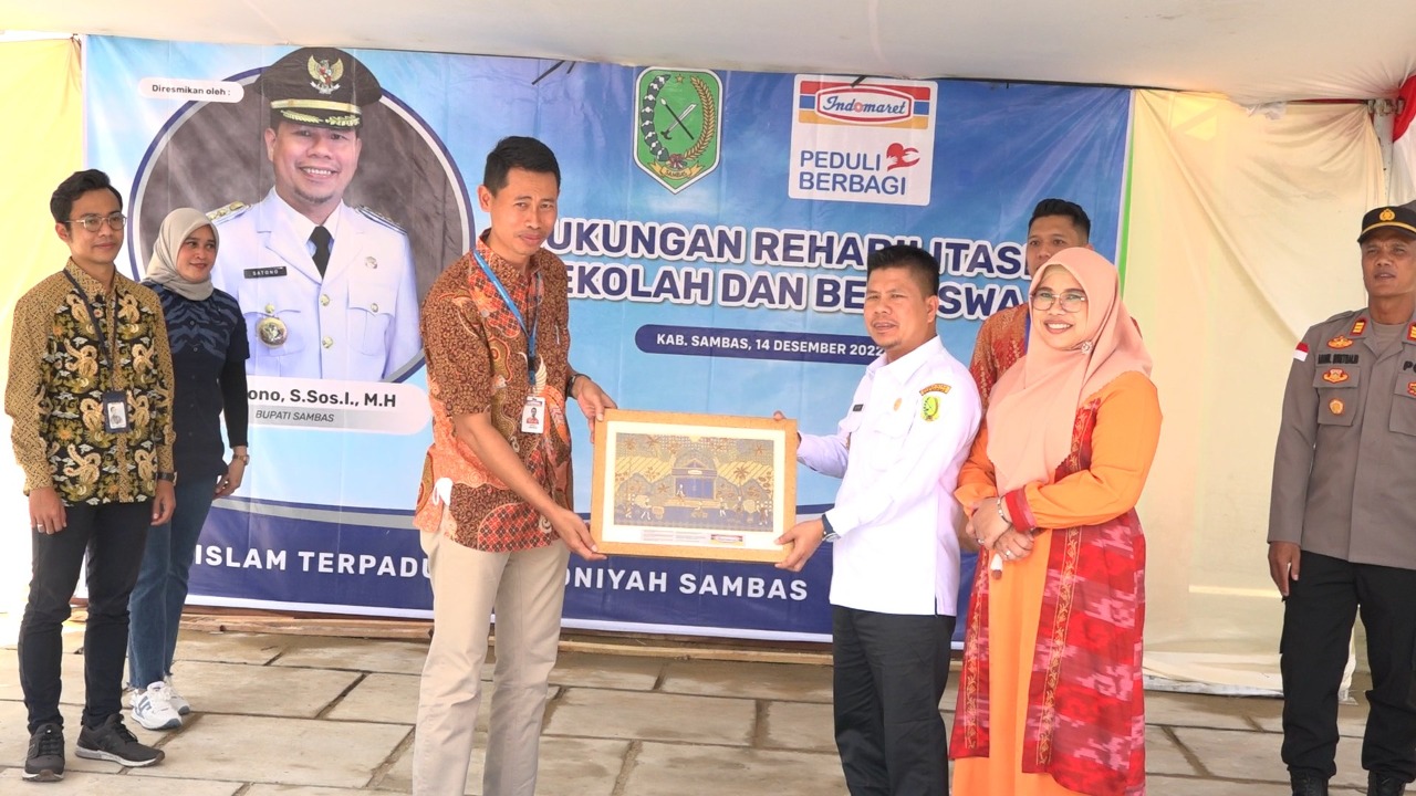 Bupati Satono Resmikan Sarana Dan Prasarana CSR Dari Indomaret dan SGM di SD Sulthoniyah Sambas ...
