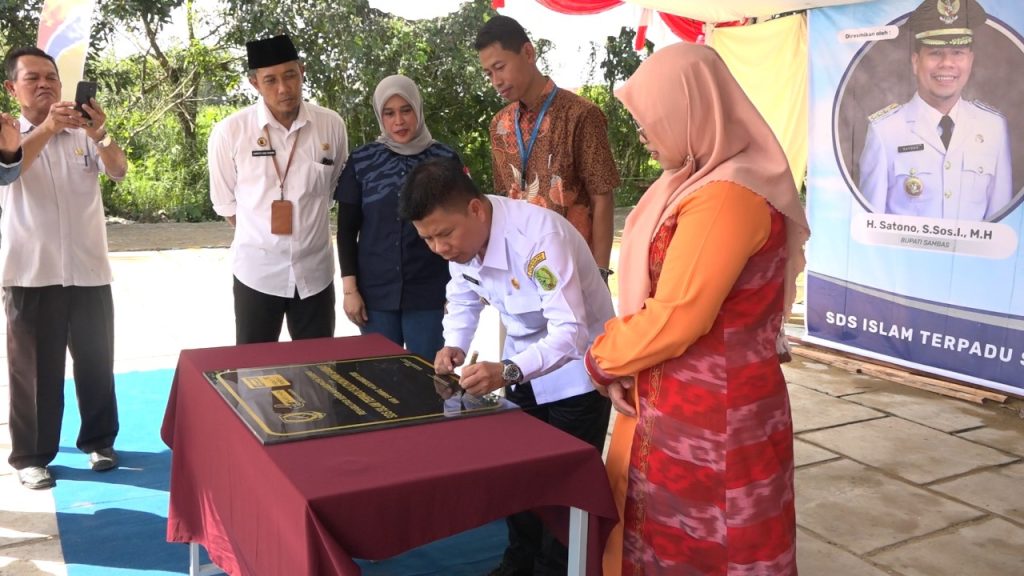 Bupati Satono Resmikan Sarana Dan Prasarana CSR Dari Indomaret dan SGM di SD Sulthoniyah Sambas ...