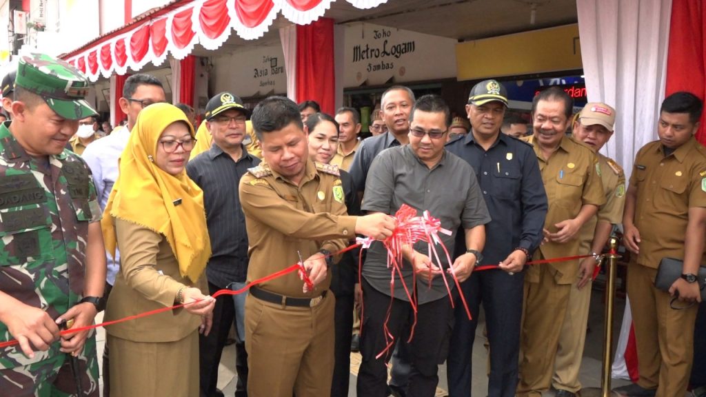 WUJUDKAN GREEN GROWTH, BUPATI SATONO RESMIKAN PEDESTRIAN DAN DRAINASE PASAR SAMBAS - PPID ...