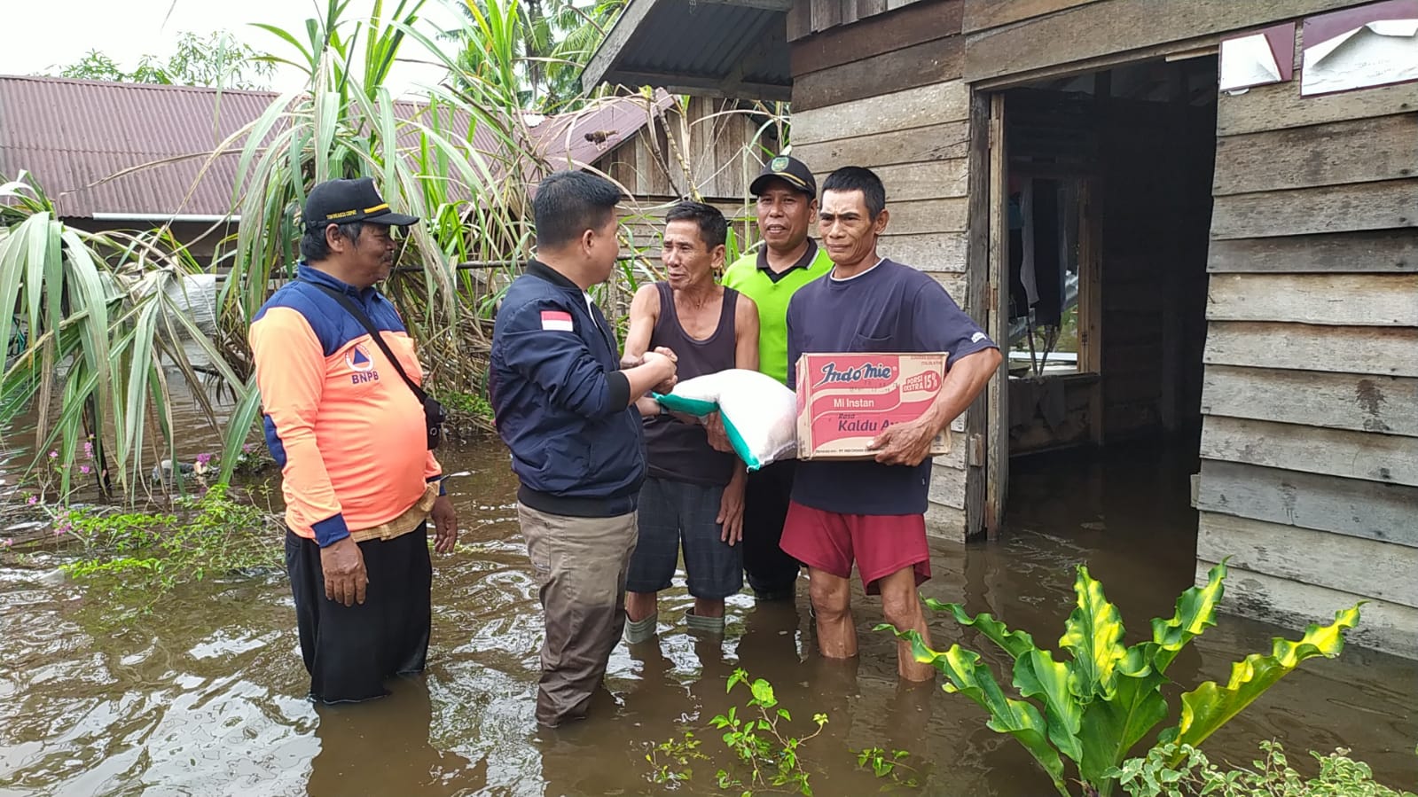 Beri Dukungan Moril Musibah Banjir, Bupati Satono Salurkan Bantuan Di Jawai Dan Tekarang - PPID ...