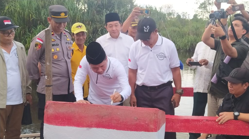 50 Tahun Belum Tersentuh Pembangunan, Bupati Satono Resmikan Jembatan Bekemajuan ke 30 Desa ...