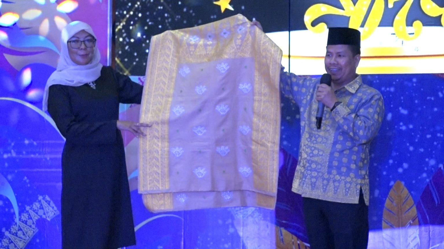 Lomba Tenun Warnai HUT Sambas, Bupati Satono Apresiasi Seluruh Stakeholder Pelaksana - PPID ...