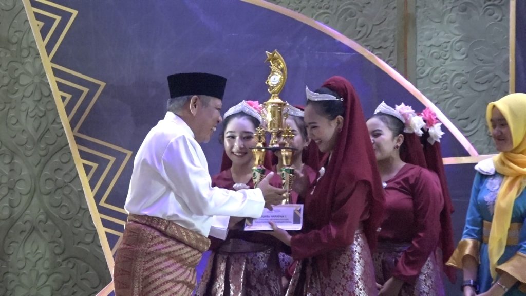 Tutup Lomba Tari Dan Lagu Sambas Mendunie, Bupati Satono Harap Inovasi Budaya Sambas Berkembang ...