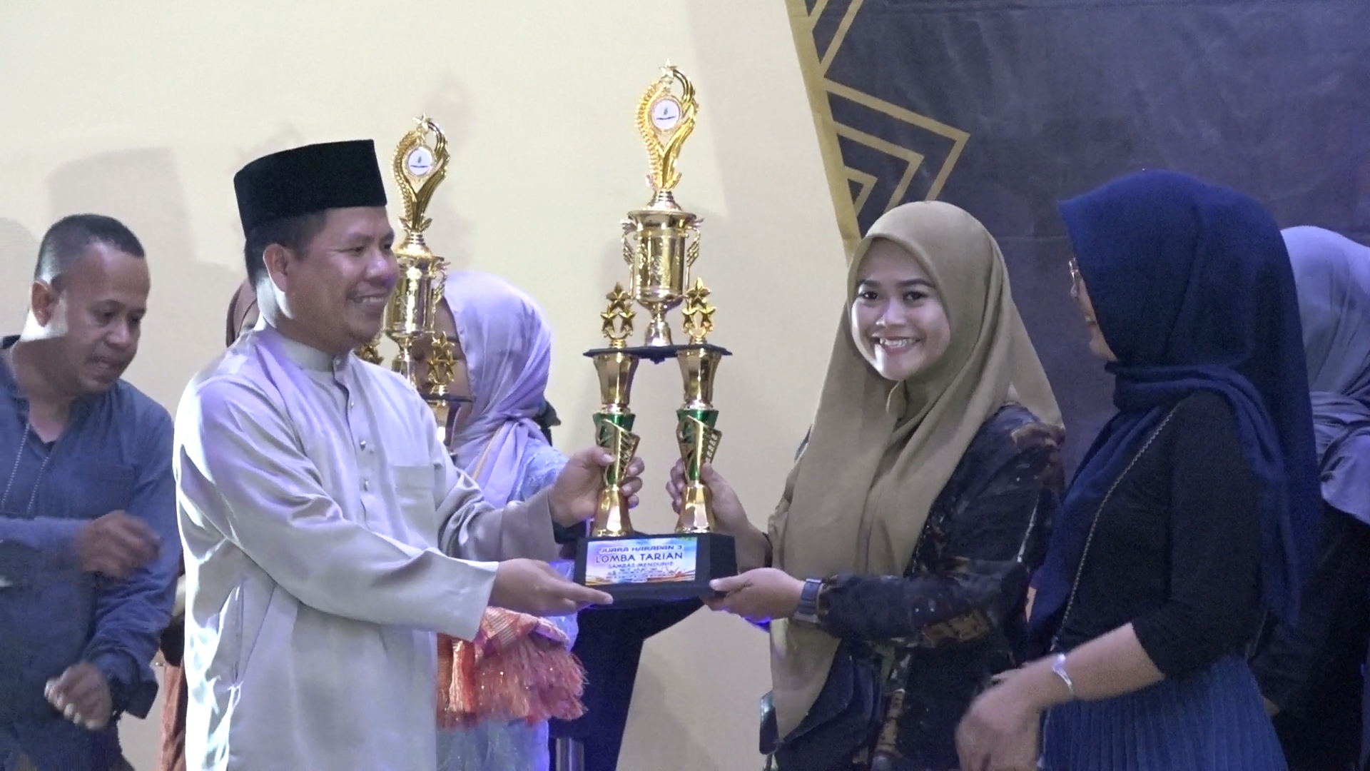 Tutup Lomba Tari Dan Lagu Sambas Mendunie, Bupati Satono Harap Inovasi Budaya Sambas Berkembang ...