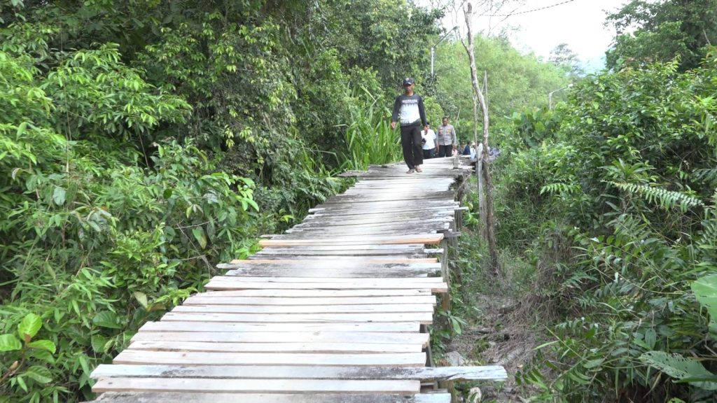 Teruskan Membangun Non APBD, Bupati Satono Letakkan Batu Pertama Jembatan Berkemajuan di Senujuh ...