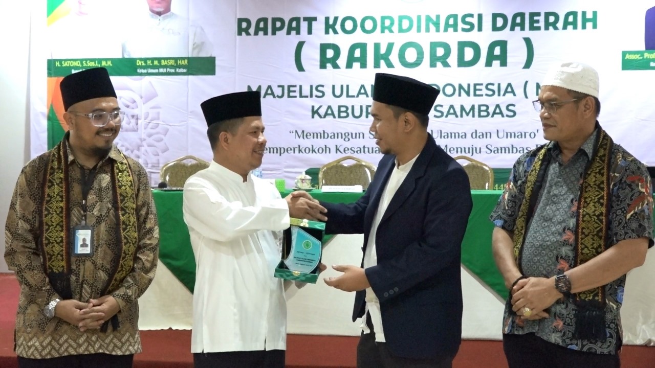 Bupati Sambas Satono Bantu 1 Ton Beras Untuk Masyarakat Dusung Sungai Mas - PPID KABUPATEN SAMBAS