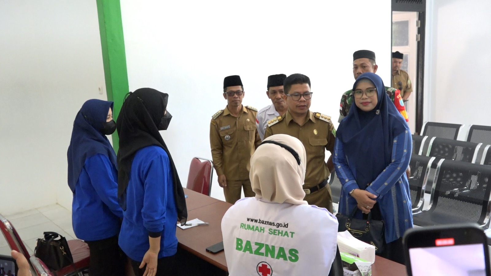 Bupati Satono Hadiri Layanan Kesehatan Gratis dan Pendistribusian Paket Sembako Baznas di Rumah ...